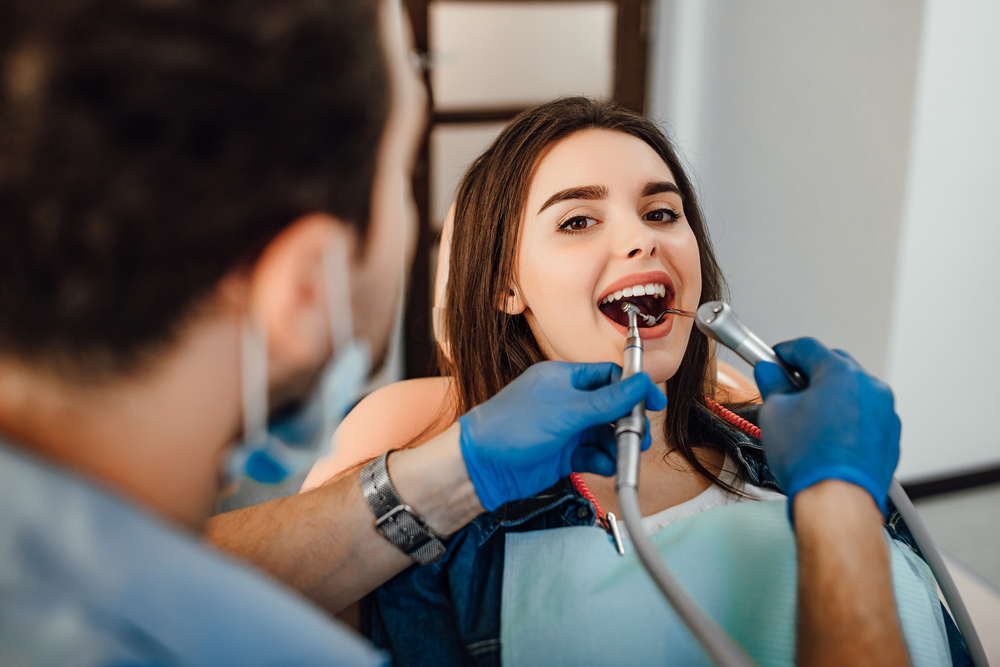 How a Teeth Whitening Dentist Can Help You